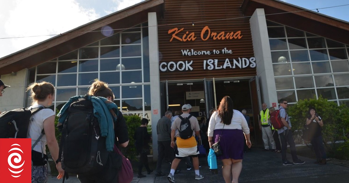 Returning Cook Islanders receive heartwarming welcome | RNZ News