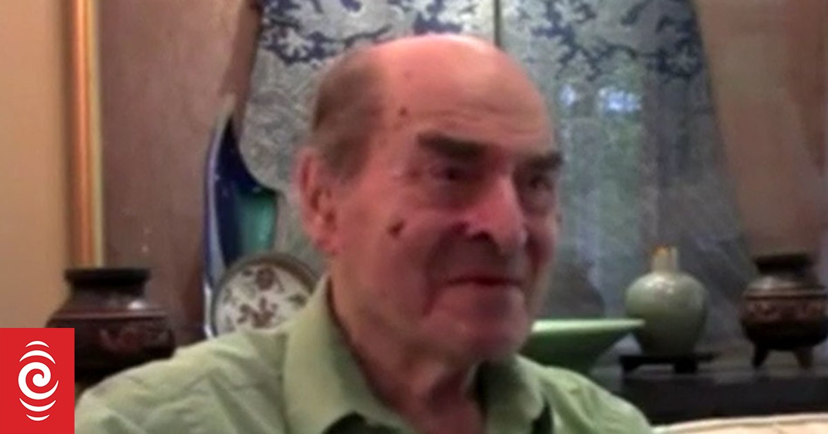 Heimlich uses own manoeuvre to save woman | RNZ News