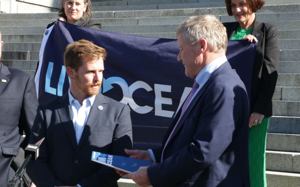 Ultra-marathon swimmer Jono Ridler delivers petition to ban bottom ...