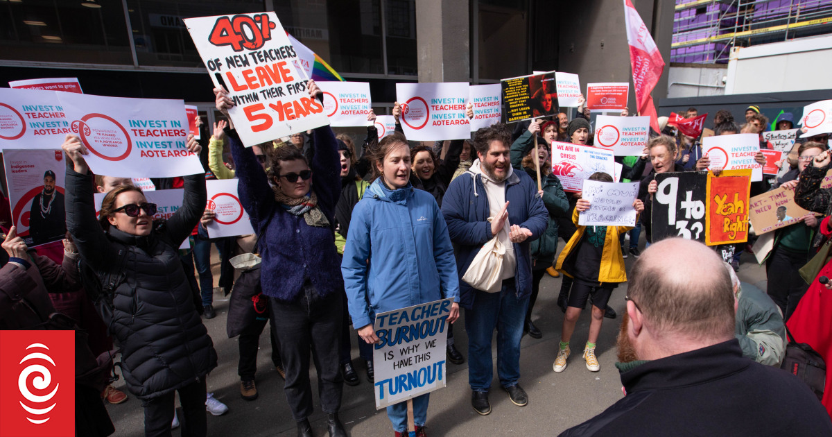 Secondary teachers, Ministry head back to negotiating table | RNZ