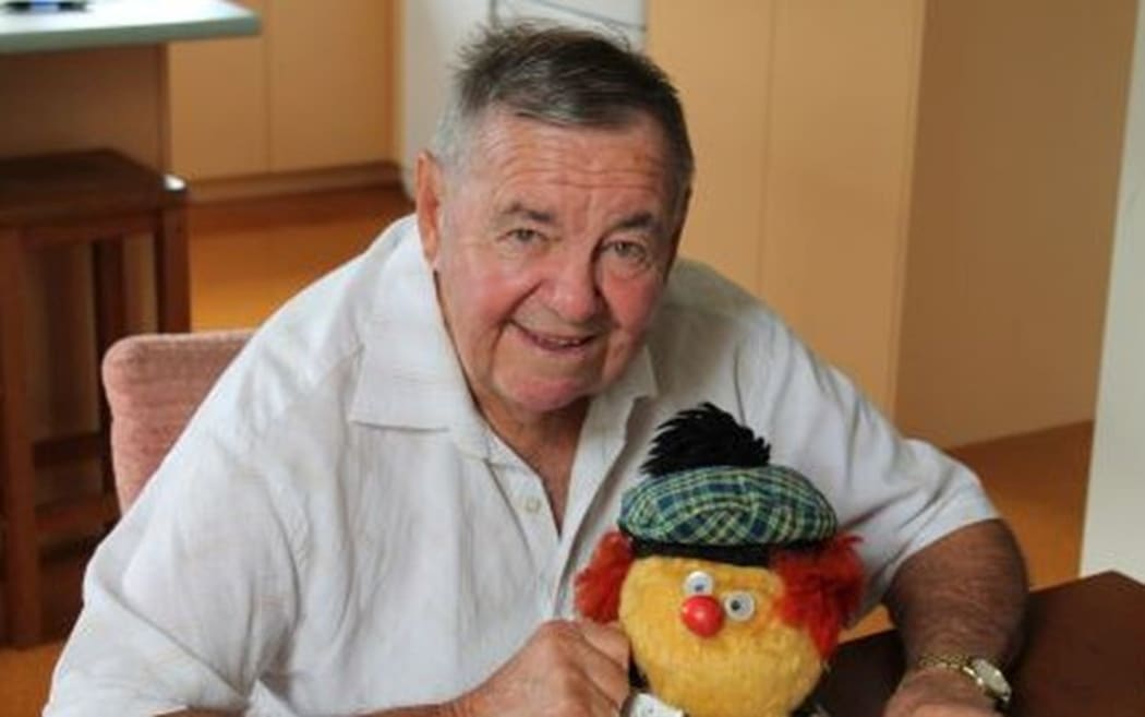 Veteran broadcaster Merv Smith dies | RNZ News