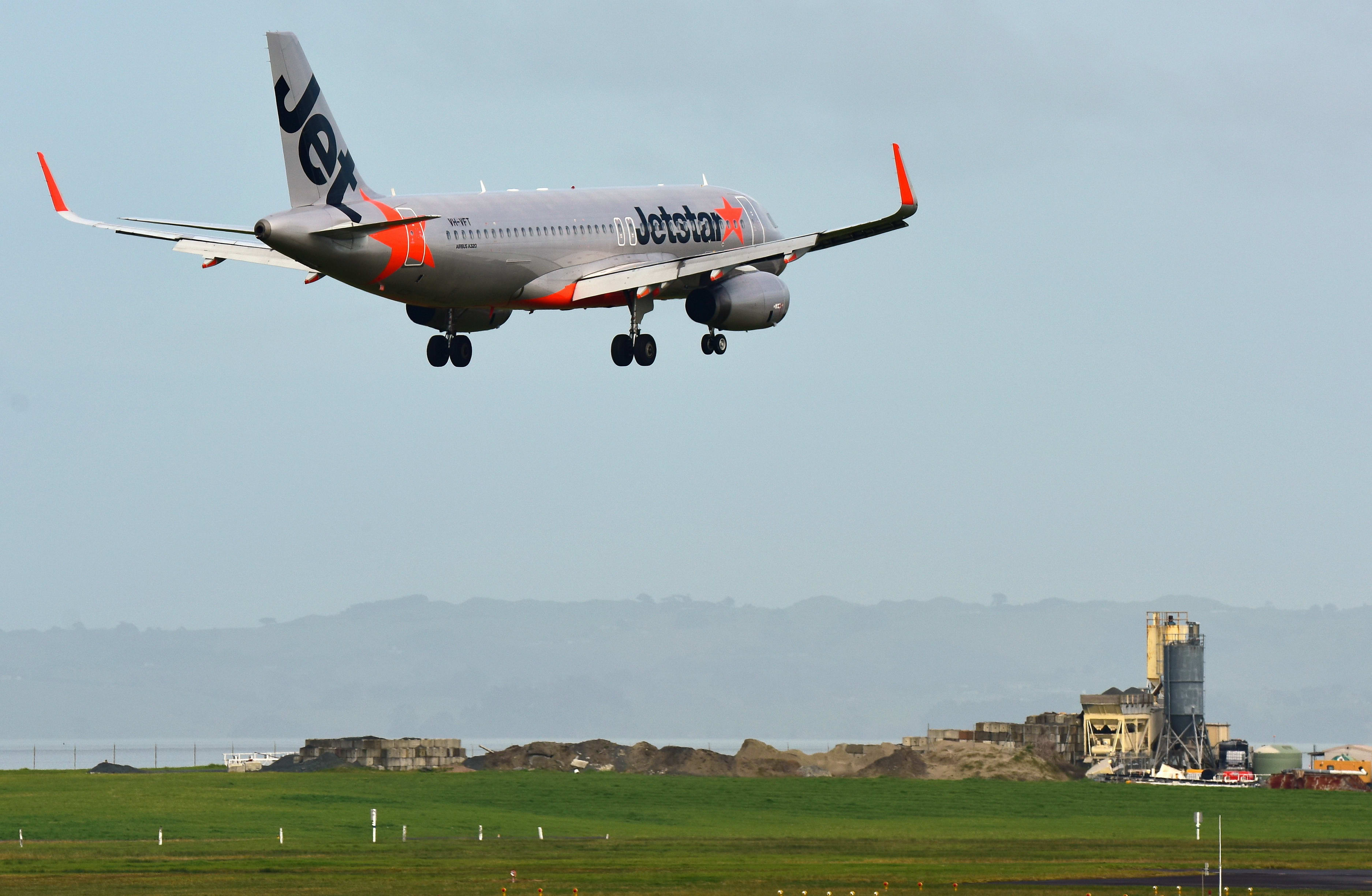 Jetstar plane lands safely on one engine at Auckland Airport | RNZ News