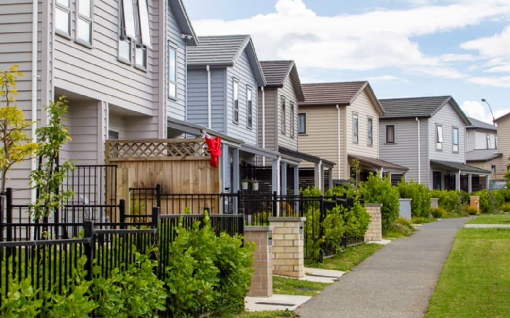 Aucklanders feeling the heat in medium density homes | RNZ