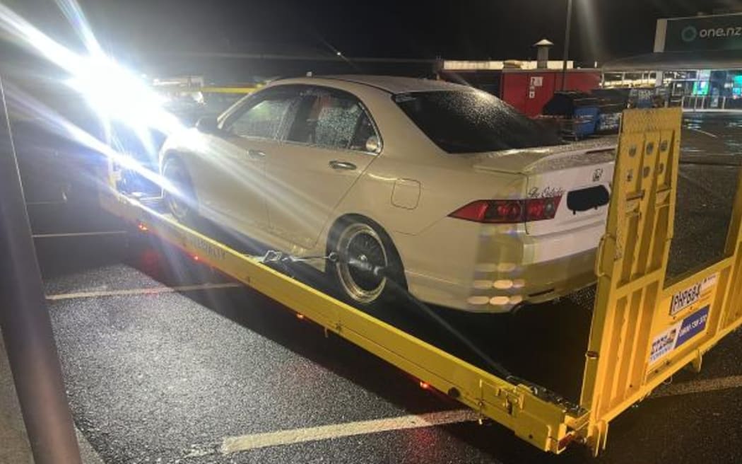 Whangārei driver arrested after doing burnout in front of police | RNZ News