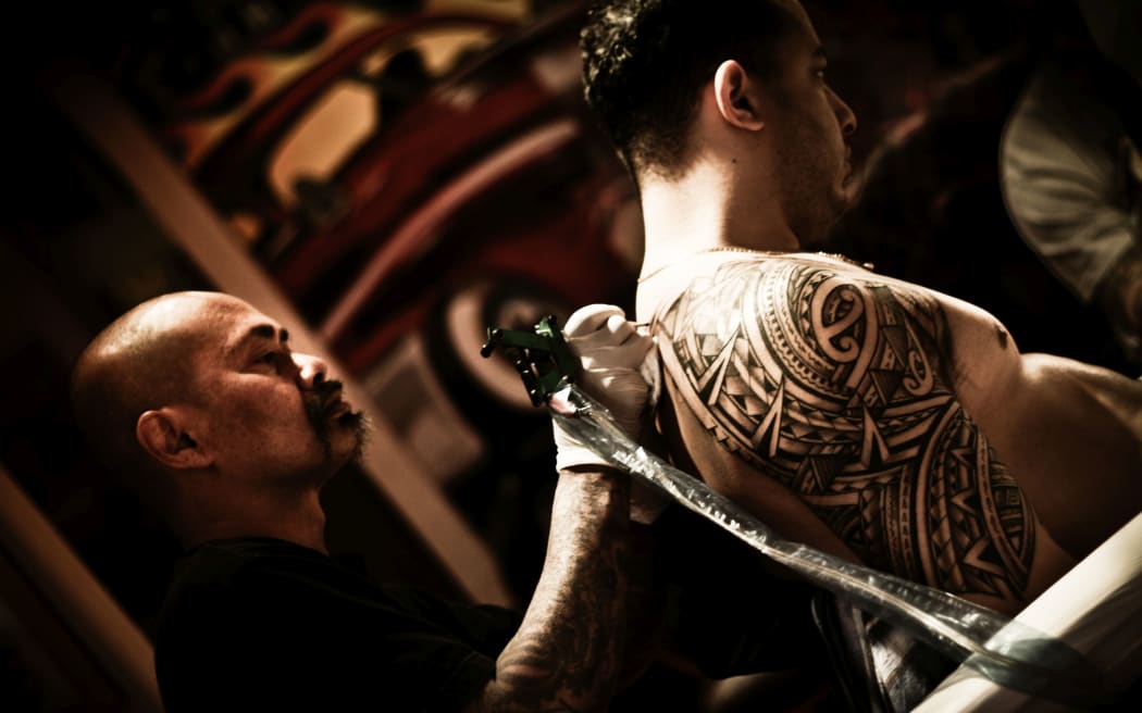Tattoo artist takes Pasifika art award | RNZ News