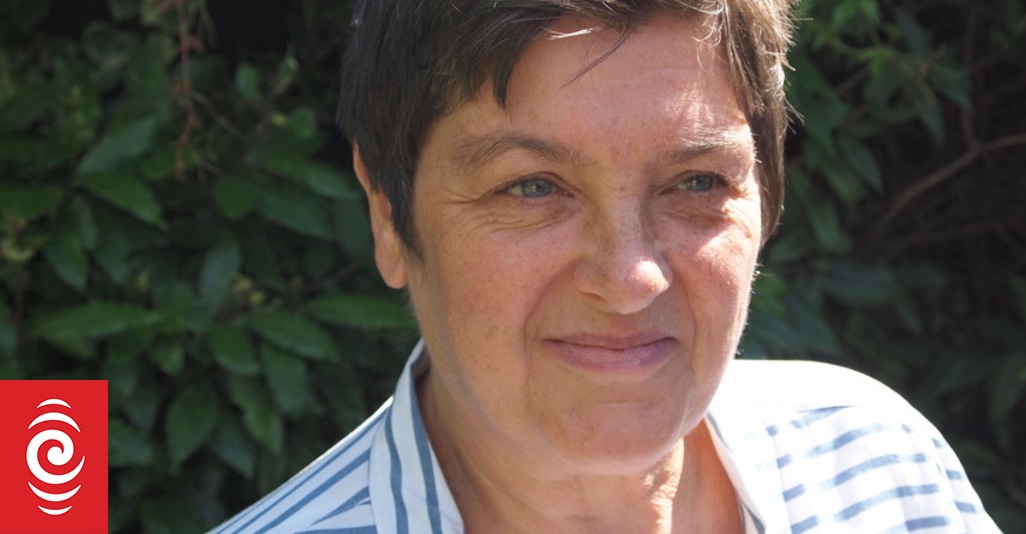 Julie Bindel - Come on feminists, ditch the makeup bag | RNZ