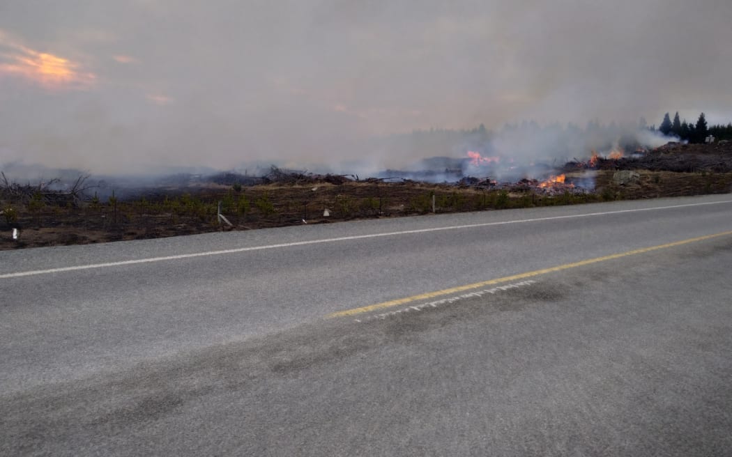 Lake Pukaki wildfire contained, residents allowed home | RNZ News