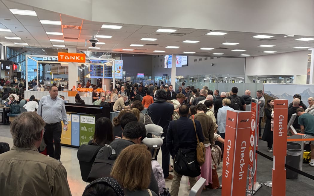 Security breach at Auckland Airport leads to major delays | RNZ News