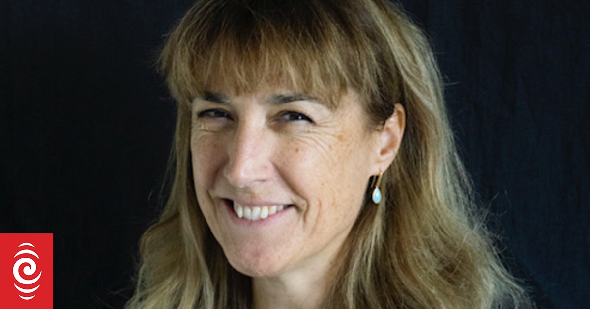 NZ director of The Crown Jessica Hobbs wins Outstanding Director Emmy ...