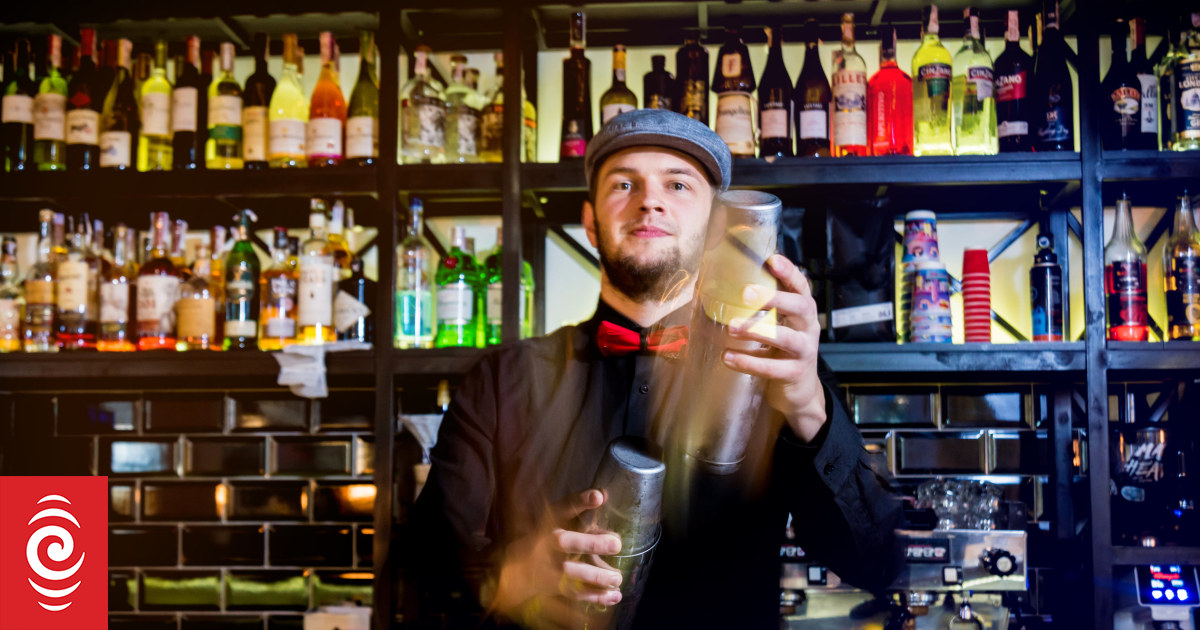Hospitality businesses consider no-vax, no entry policy | RNZ News