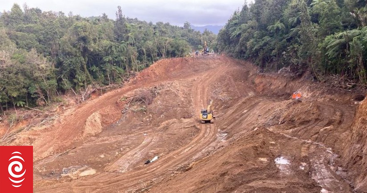 Drilling rigs in place to deal with massive slip on SH25A in Coromandel ...
