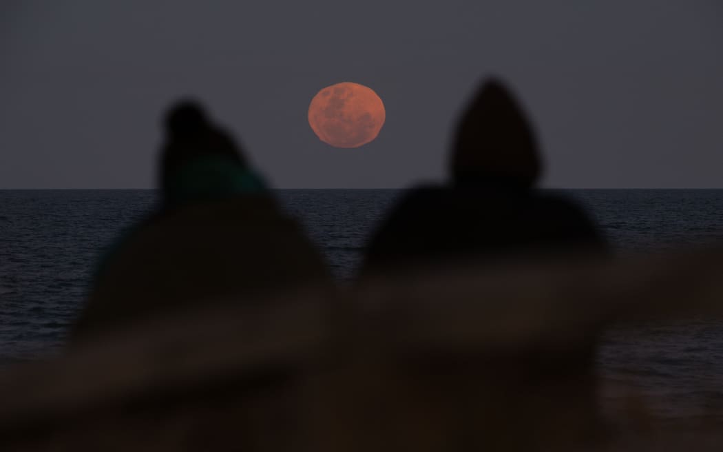 In pictures: Super blue moon shines bright over Aotearoa | RNZ News