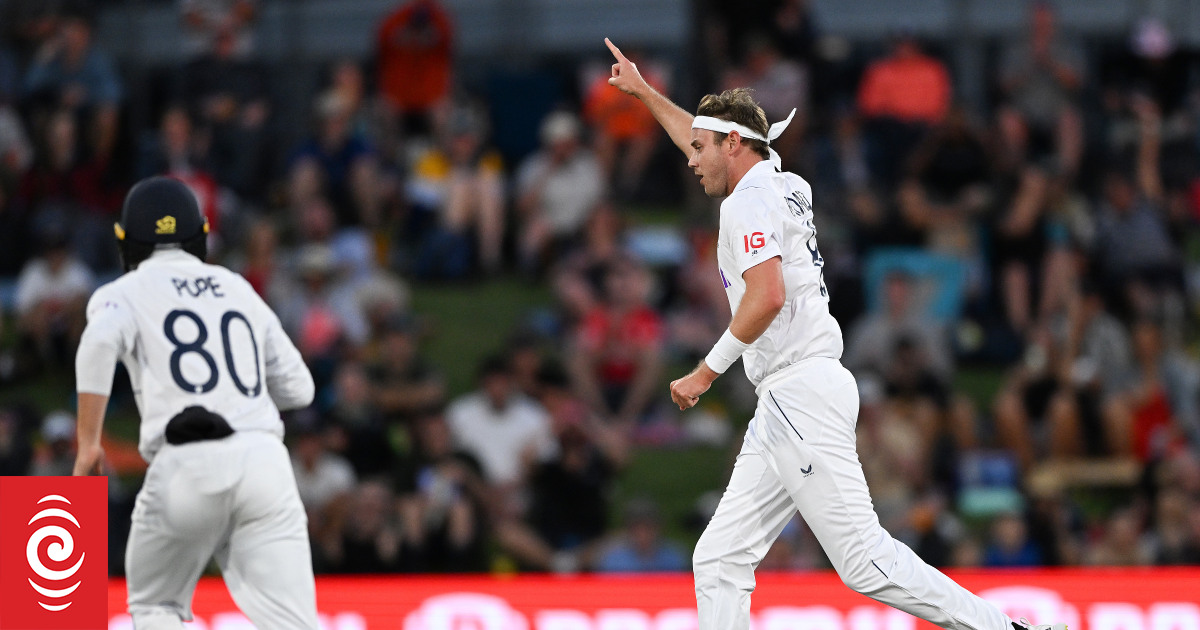 Black Caps fall to heavy defeat | RNZ News