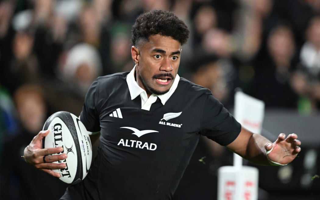 All Black winger Emoni Narawa recommits to NZ rugby | RNZ News