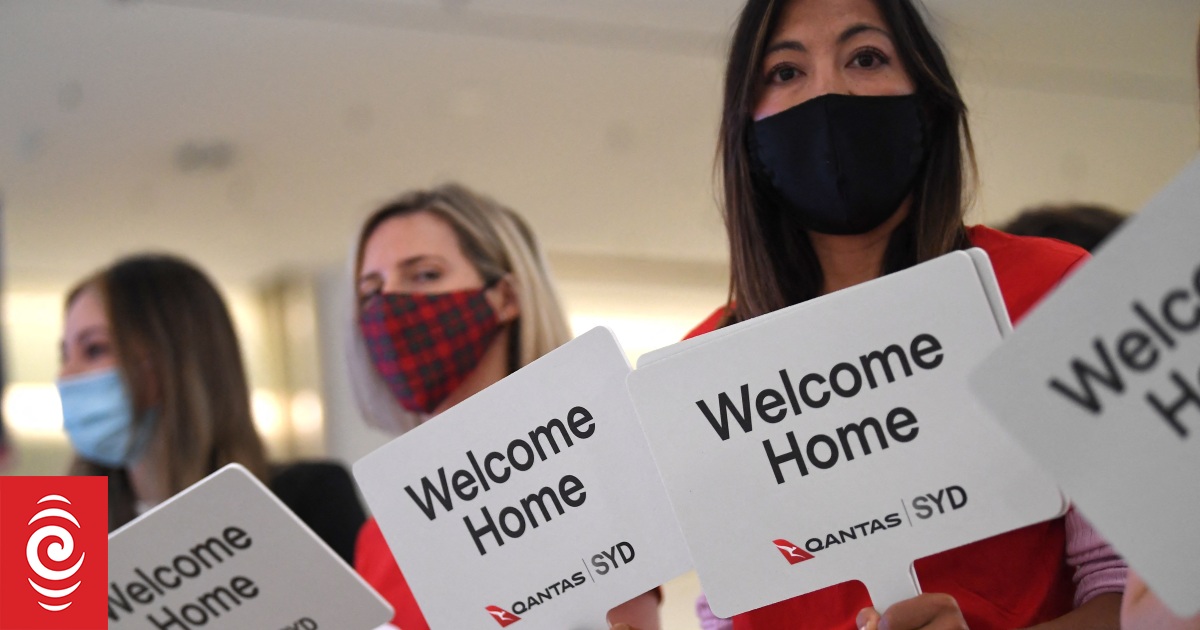 Emotional reunions at Sydney Airport with isolation-free return | RNZ