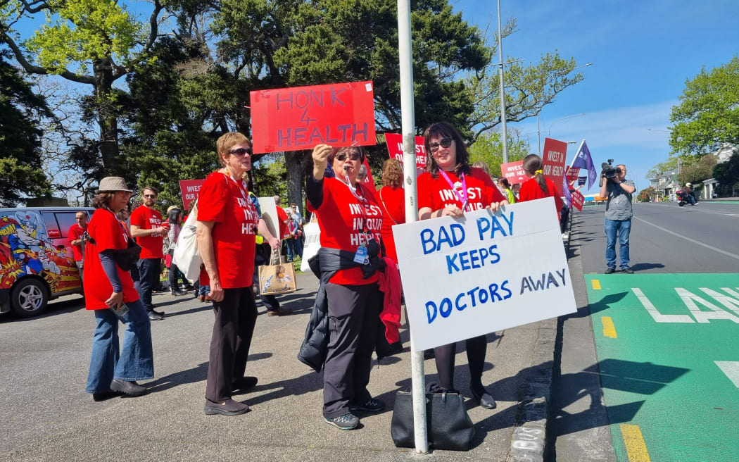 Hospital dentists' and doctors' union calls off Monday's strike | RNZ News