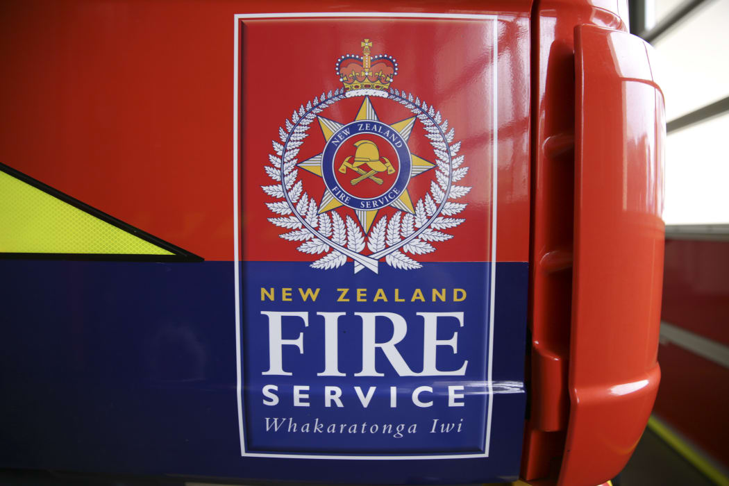 Firefighters battle large fire in Northland | RNZ News