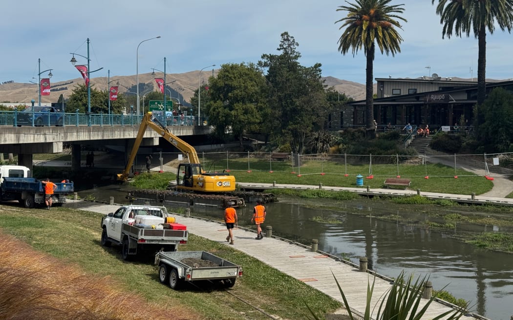 Swampy to the rescue: Swimming excavator dredges Blenheim river | RNZ News