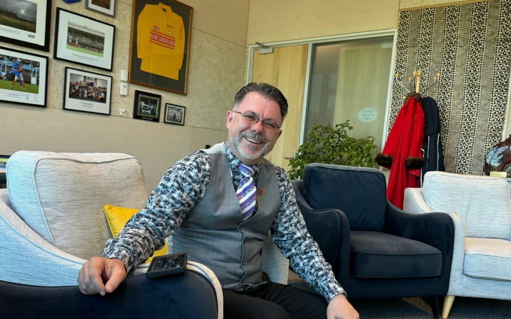 Whangārei Mayor’s waistcoats add aplomb to summer gardening | RNZ News