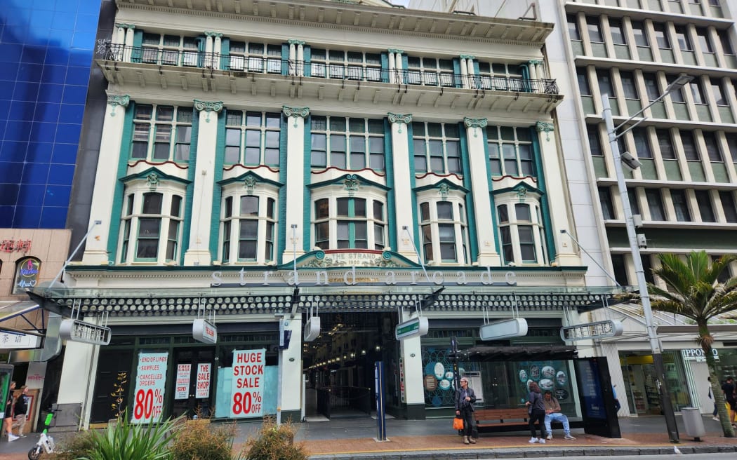 Queen Street's 'golden mile' tarnished by retail vacancies | RNZ News