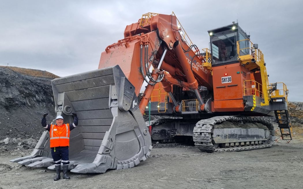 OceanaGold believes new electric excavator key to decarbonisation | RNZ ...