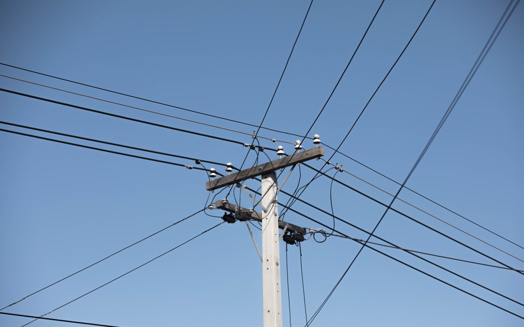 Auckland road closed due to downed power lines | RNZ News