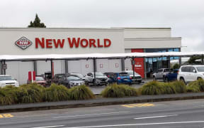 More than 30 New World supermarket liquor licences suspended after advertising breach | RNZ News