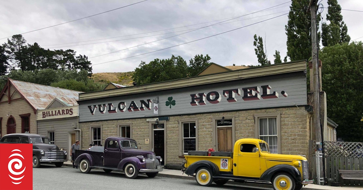Haunted Vulcan Hotel closes for first time since 1882 | RNZ