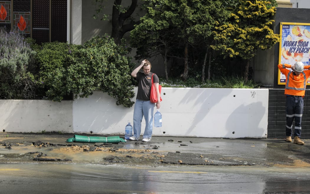 Huge water leak in central Wellington | RNZ News