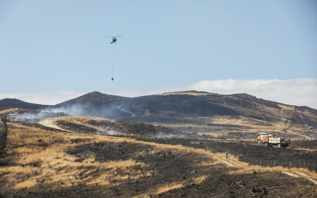 Port Hills fire: Battle to contain blaze continues in third day | RNZ News