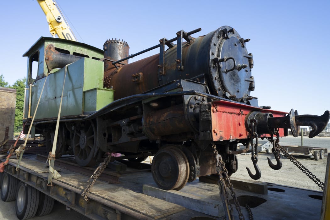 Rare steam locomotive arrives back in Southland for restoration | RNZ News