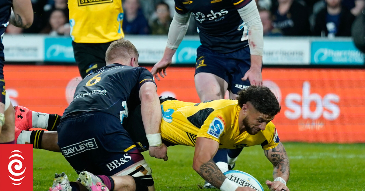 Roigard injury mars big Hurricanes win over Highlanders | RNZ News