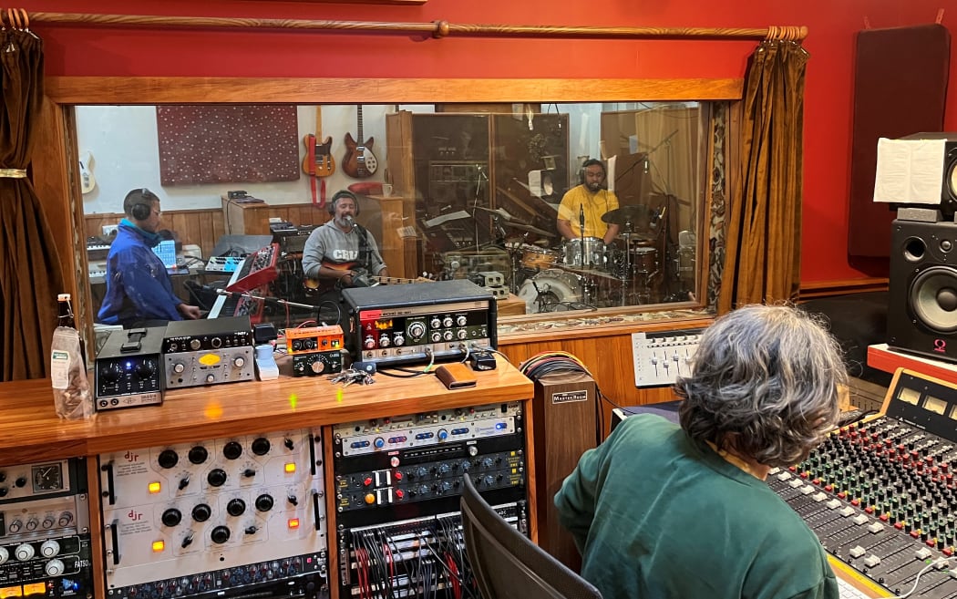 Music 101 Live Session: Trinity Roots | RNZ