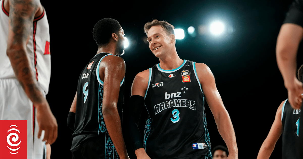 Basketball: Sam Mennenga lifts Breakers to hammer Hawks | RNZ News