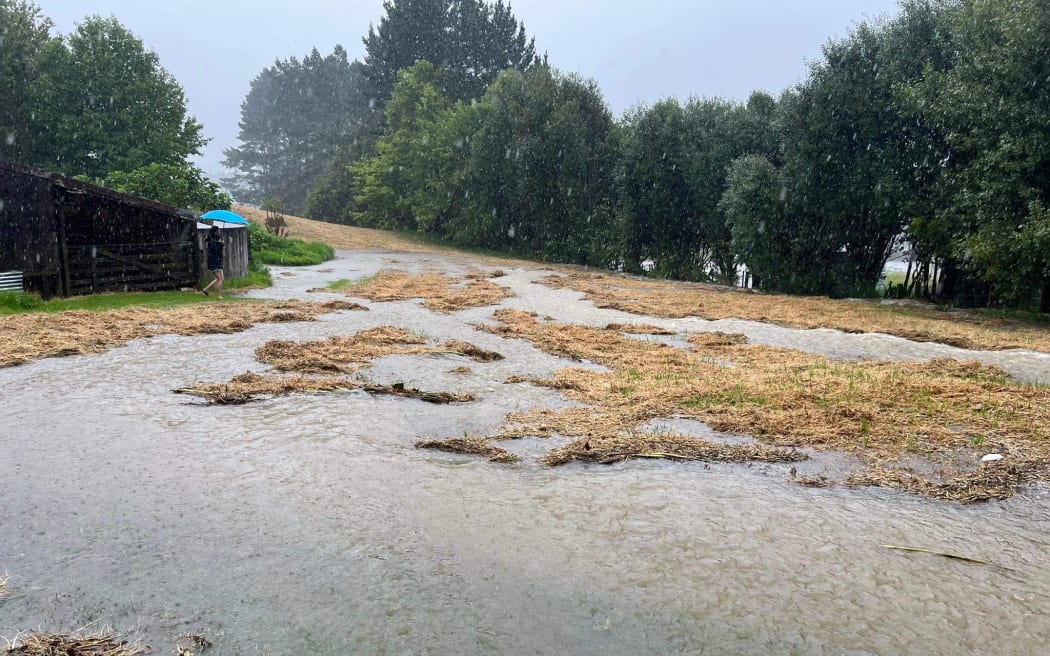 In photos: Heavy rain causes flooding, evacuations in Auckland | RNZ News
