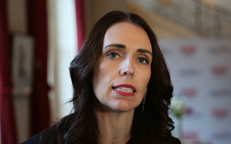 Government stands by targets to reduce child poverty | RNZ