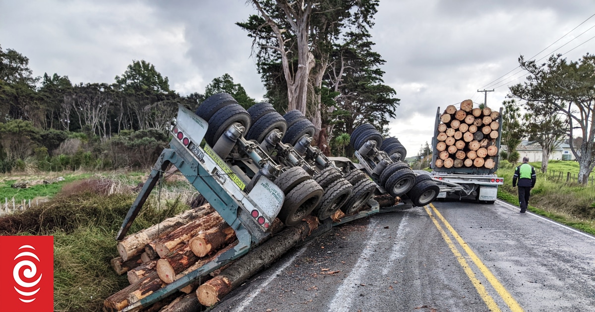 Logging truck crash blocks Auckland's Kaipara Coast Highway | RNZ News