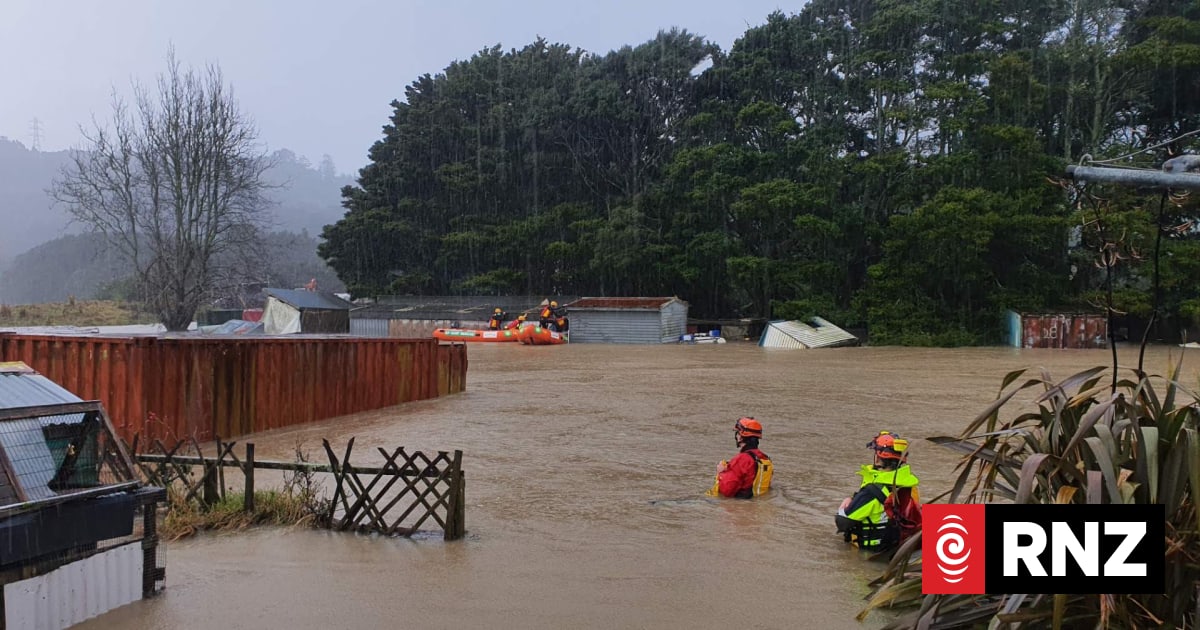 Rescuers break into flooded shed to rescue Kumeū man | RNZ