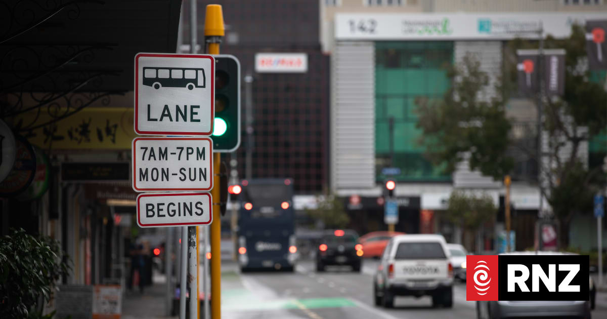 Newmarket bus lane cameras dishing out $12,000 in fines a day | RNZ