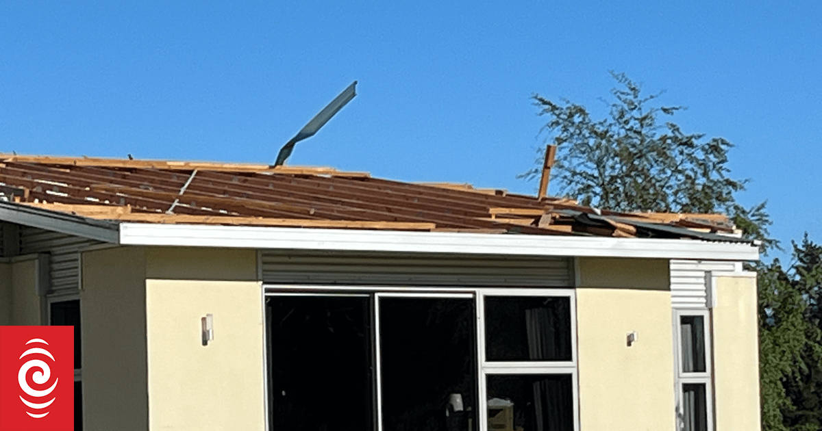 Howling winds rip roof off Canterbury house | RNZ News