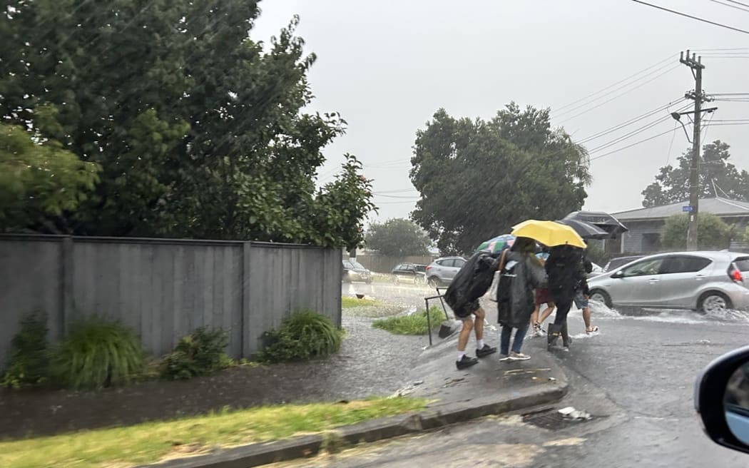 In photos: Heavy rain causes flooding, evacuations in Auckland | RNZ News