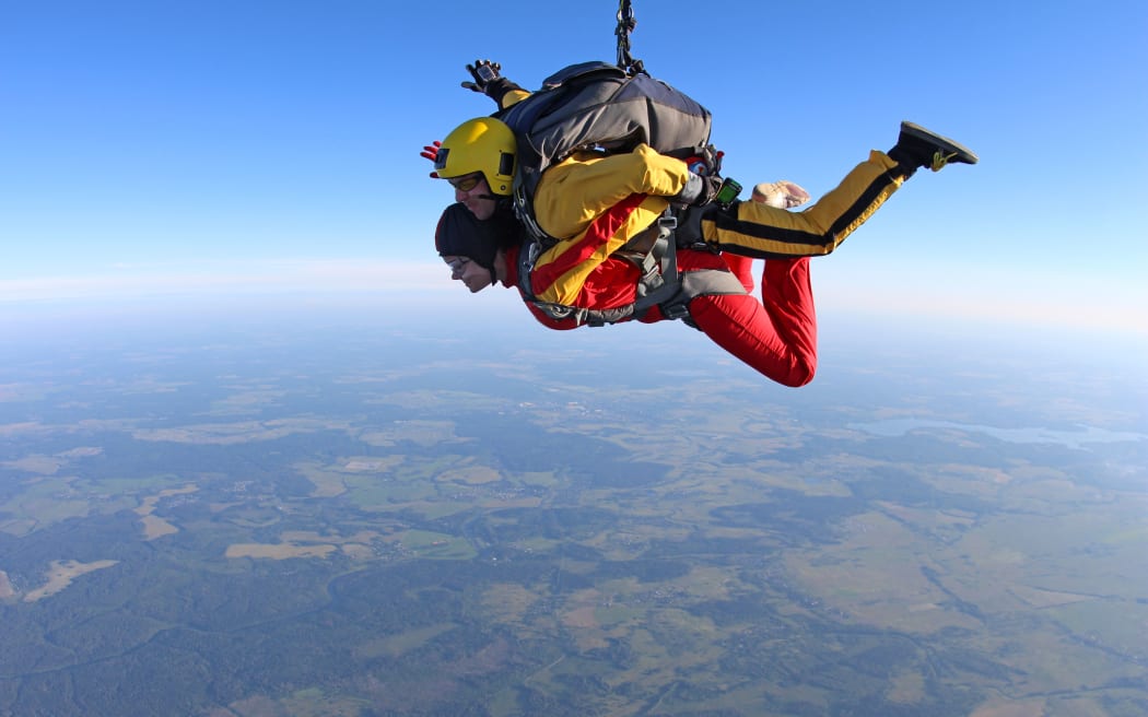 Tandem skydiving: Shoulder injuries up, total accidents down | RNZ News