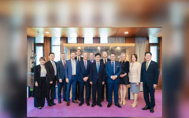 China's NZ embassy expresses 'strong dissatisfaction' over MPs visit to ...