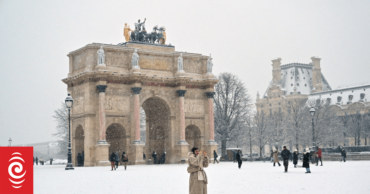Snow cripples air, train and road traffic in Amsterdam and Paris | RNZ News