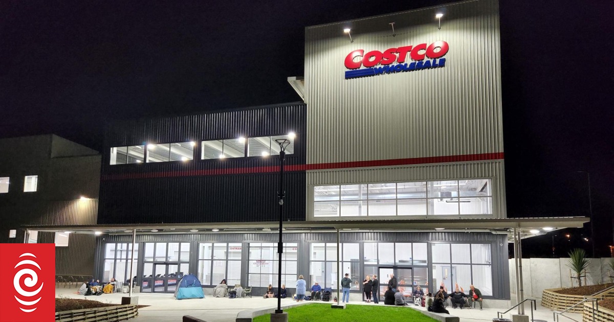 Costco opens in West Auckland to waiting crowd | RNZ