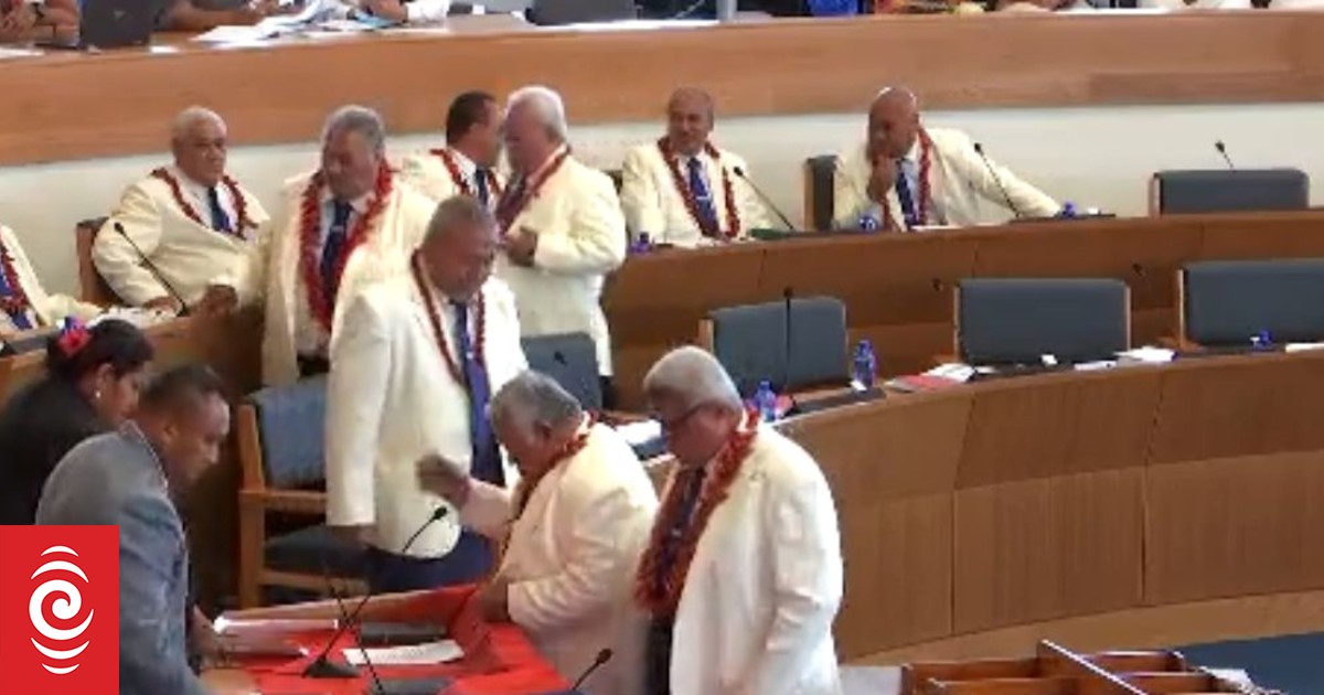 Bitter rivals embrace as Samoan MPs finally sworn in | RNZ News