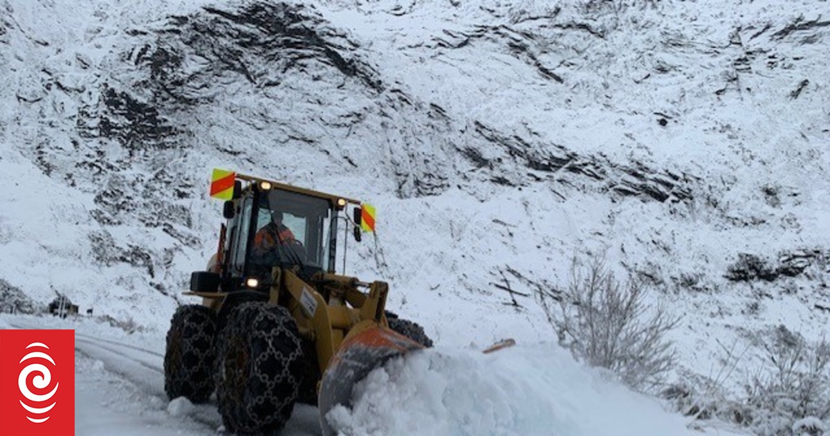 Wild weather: Snow closes roads in south, speed restrictions on ...