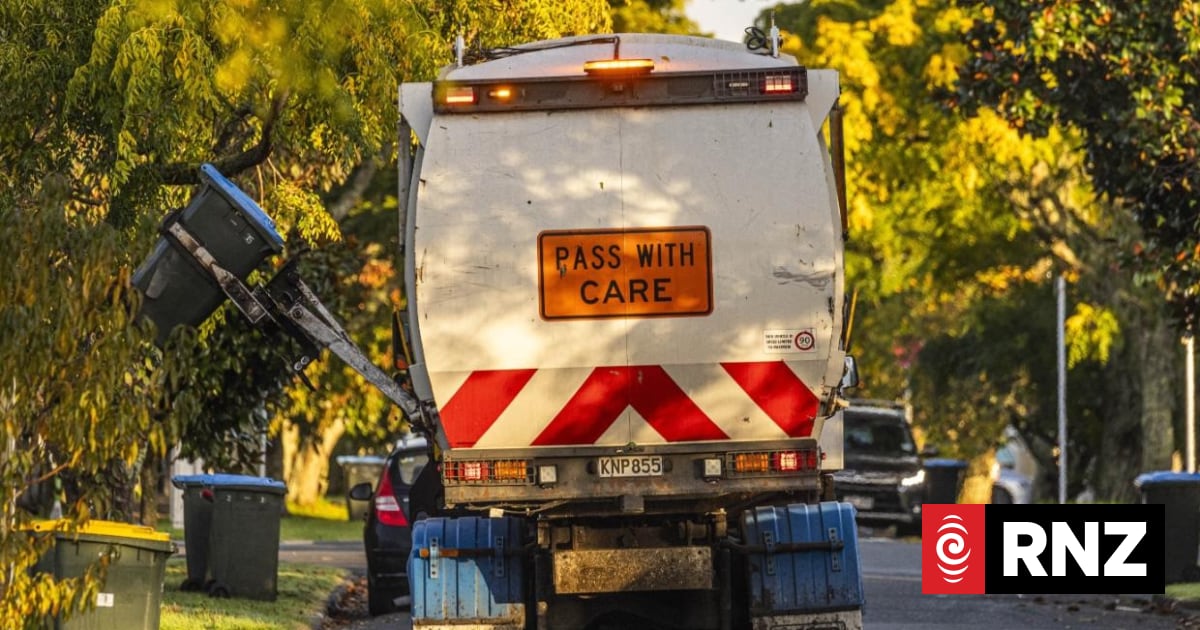 Auckland fortnightly rubbish collection to go on trial | RNZ