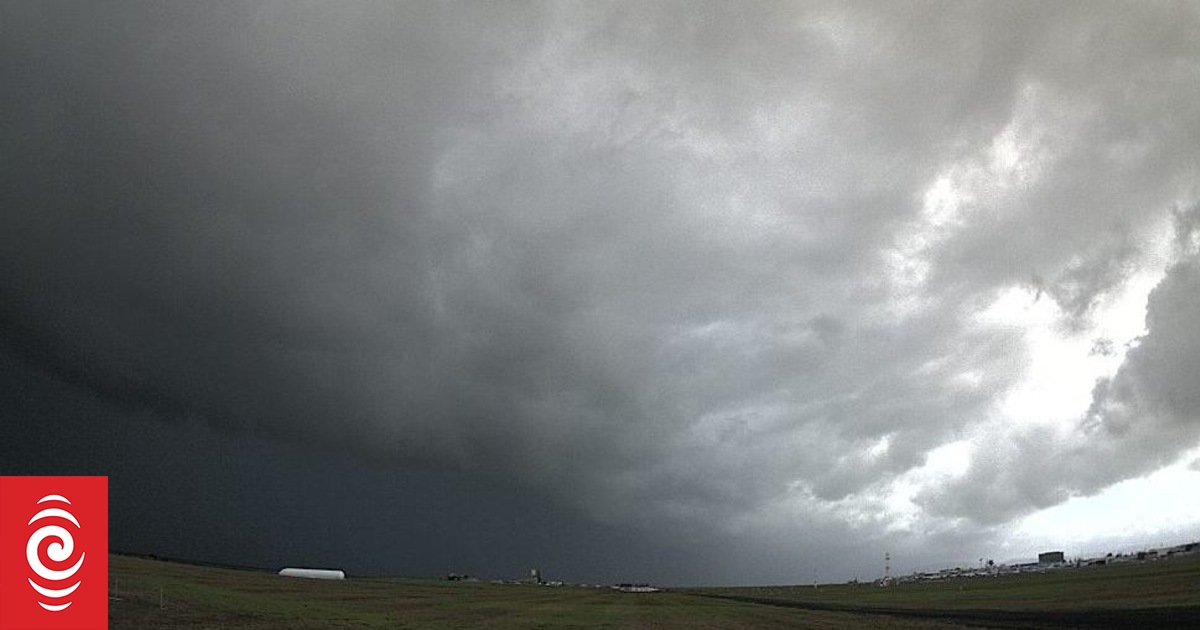 Weather: Thunderstorms for North Island after tornado | RNZ News