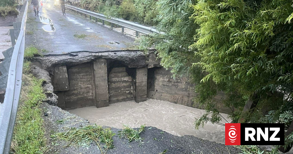 Washout at single lane bridge cuts off several settlements in southern ...